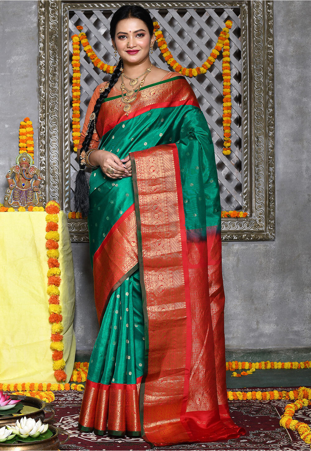 Buy Handloom Pure Silk Gadwal Saree in Green Online : SMUA190 - Utsav ...