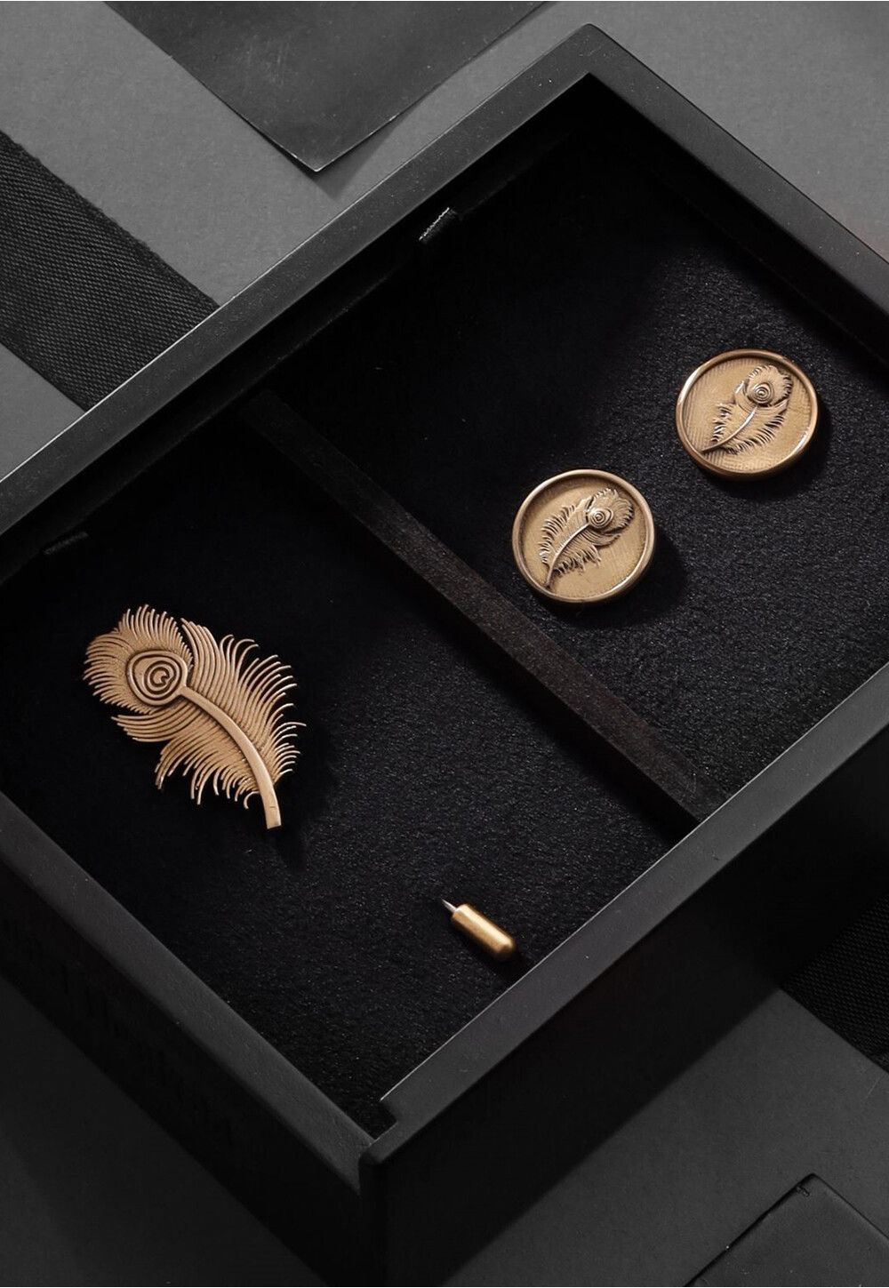 Buy The Peacock Grace Metallic Gift Set Online : MTE2119 - Utsav Fashion