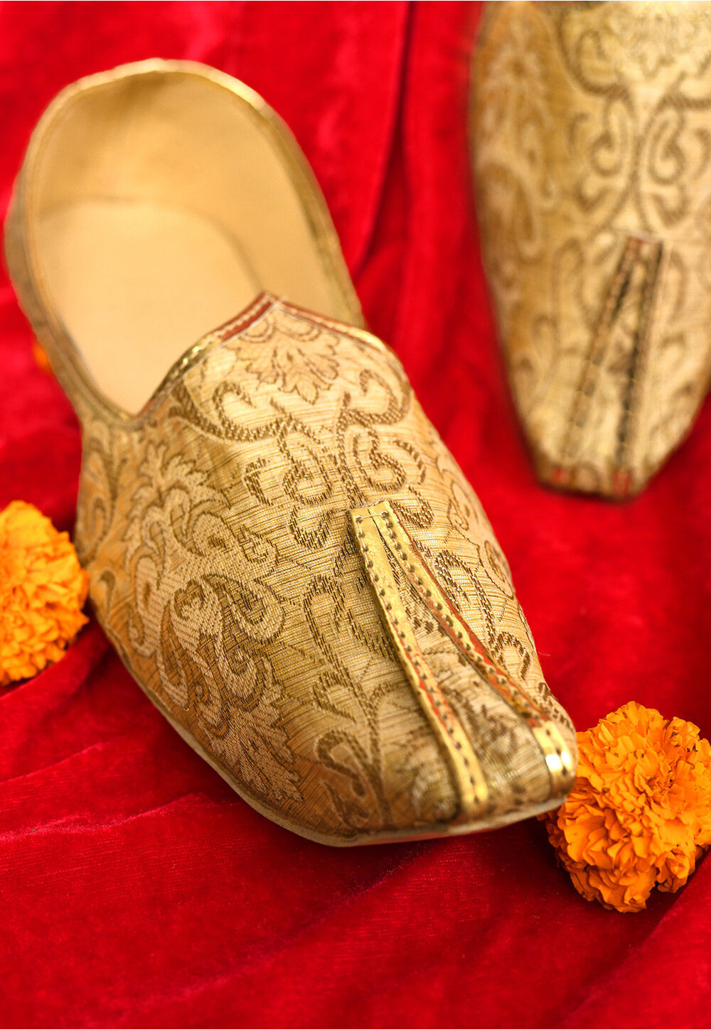 Buy Woven Art Silk Jacquard Men Mojari in Beige Online : DND31 - Utsav ...