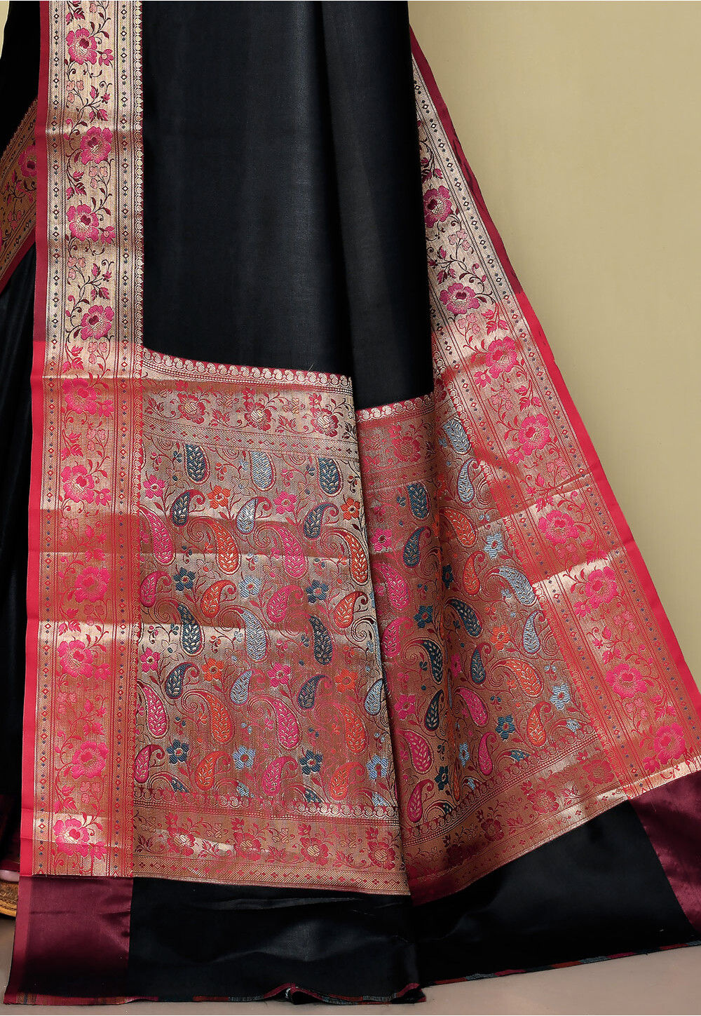 Buy Woven Art Silk Saree in Black Online : SUJ122 - Utsav Fashion